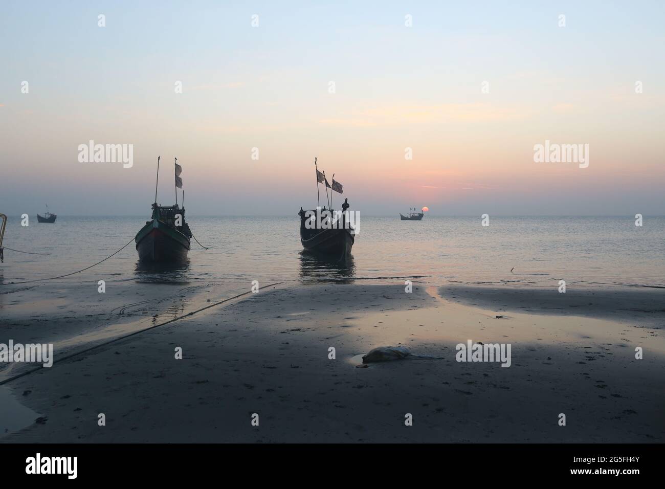 Fishing sailing sampan hi-res stock photography and images - Alamy