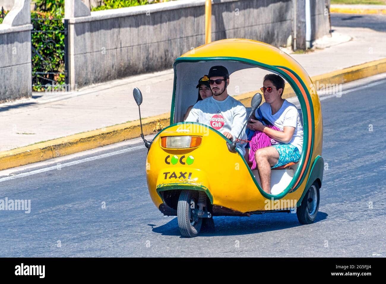 Coco taxi transportation vehicle, Varadero, Cuba, 2017 Stock Photo - Alamy