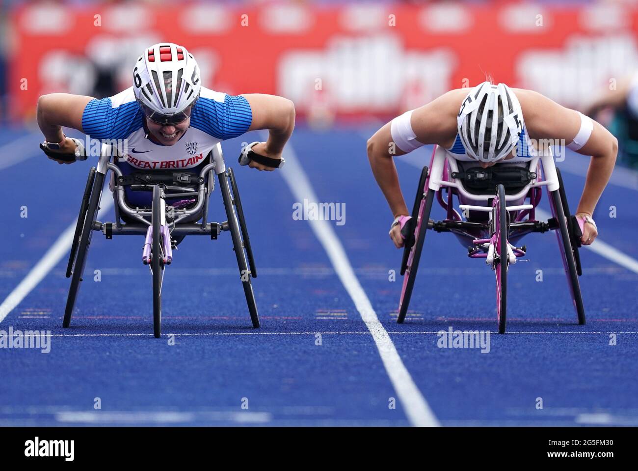 Hannah Cockroft and Sammi Kinghorn in the women's 400m wheelchair race ...