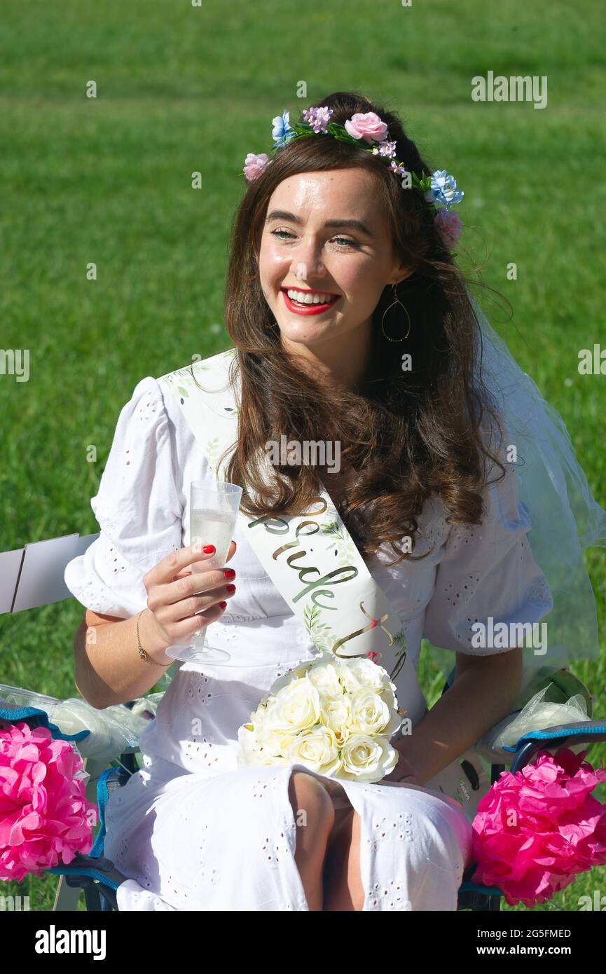 Eton, Windsor, Berkshire, UK. 5th June, 2021. Bride to be Laura ...