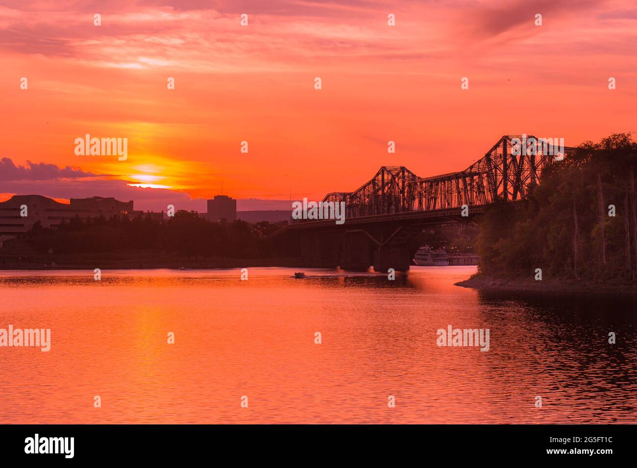 Alexandra Bridge on a warm summer evening Rideau Canal, Ottawa, Canada ...