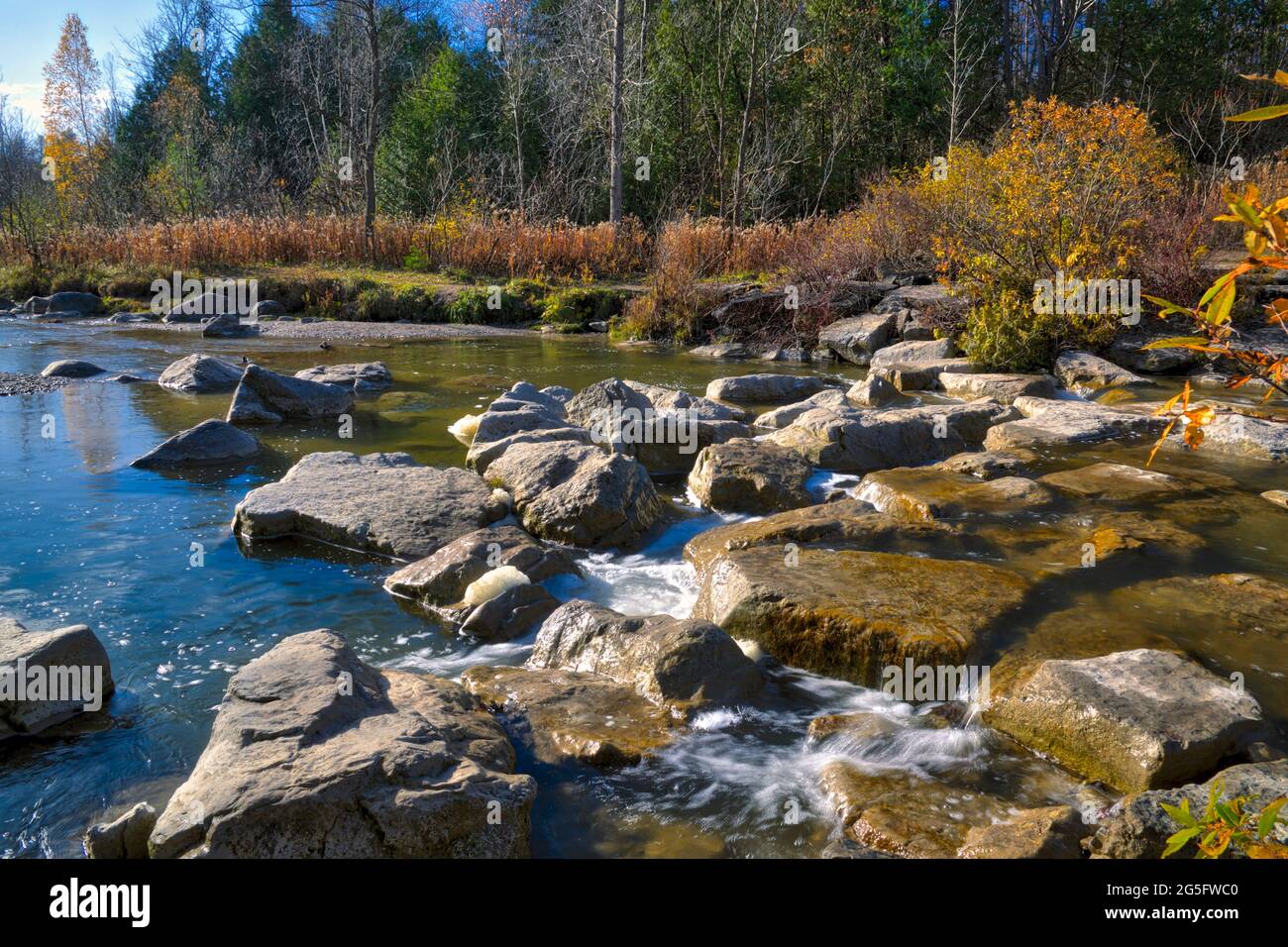 Public riverbank hi-res stock photography and images - Alamy