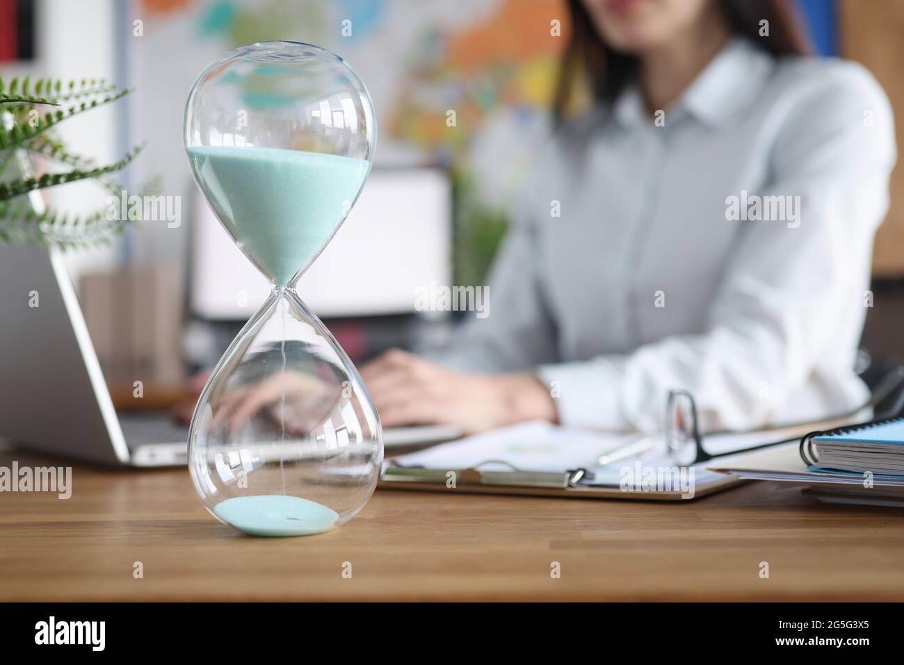 Hourglass laptop hi-res stock photography and images - Alamy
