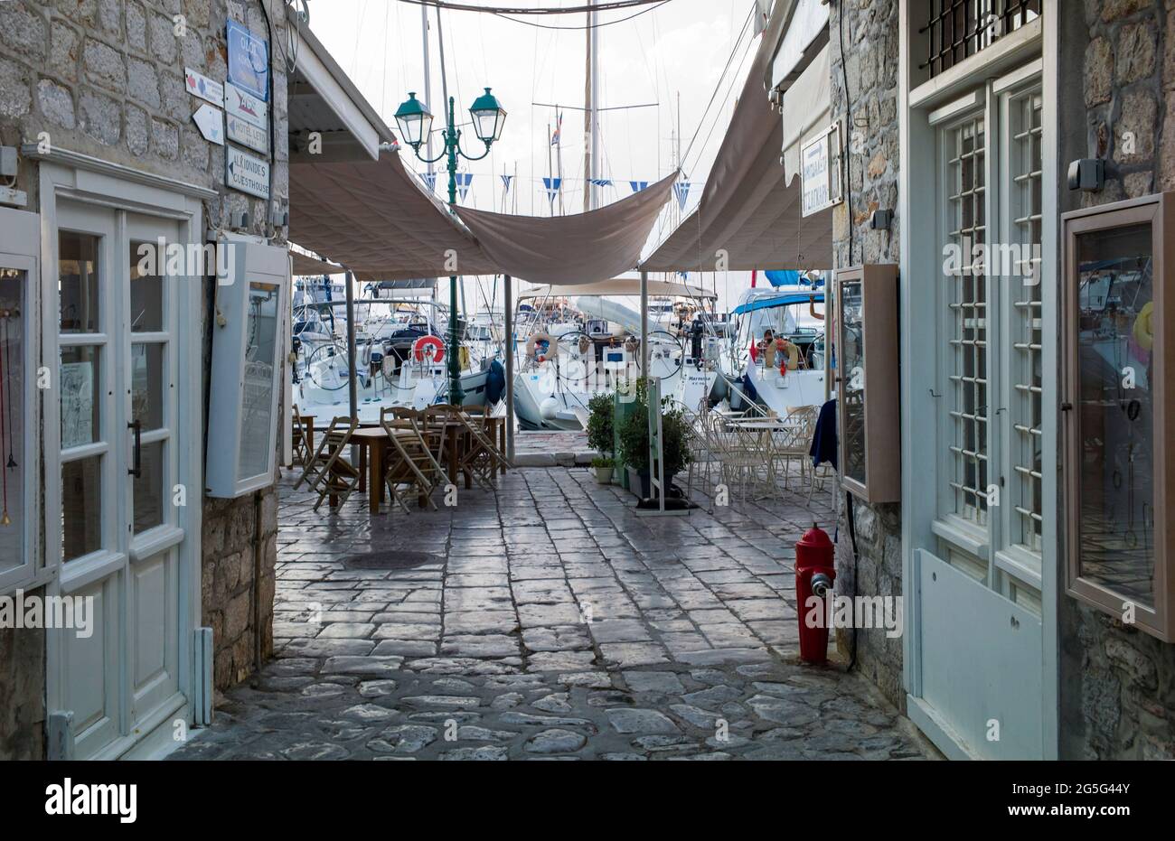 HYDRA PORT, HYDRA ISLAND, GREECE - AUGUST 27 2018 : Street of Hydra ...