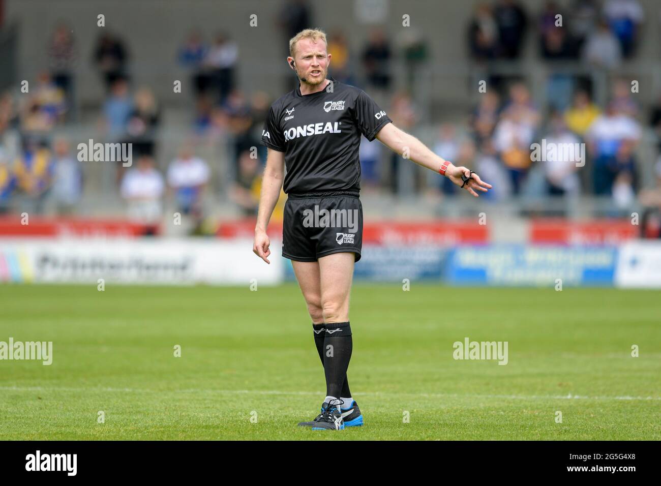 Referee Robert Hicks gives instructions during the game Stock Photo - Alamy