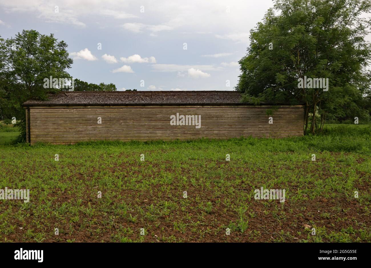 Barn seen in an English countryside Stock Photo - Alamy