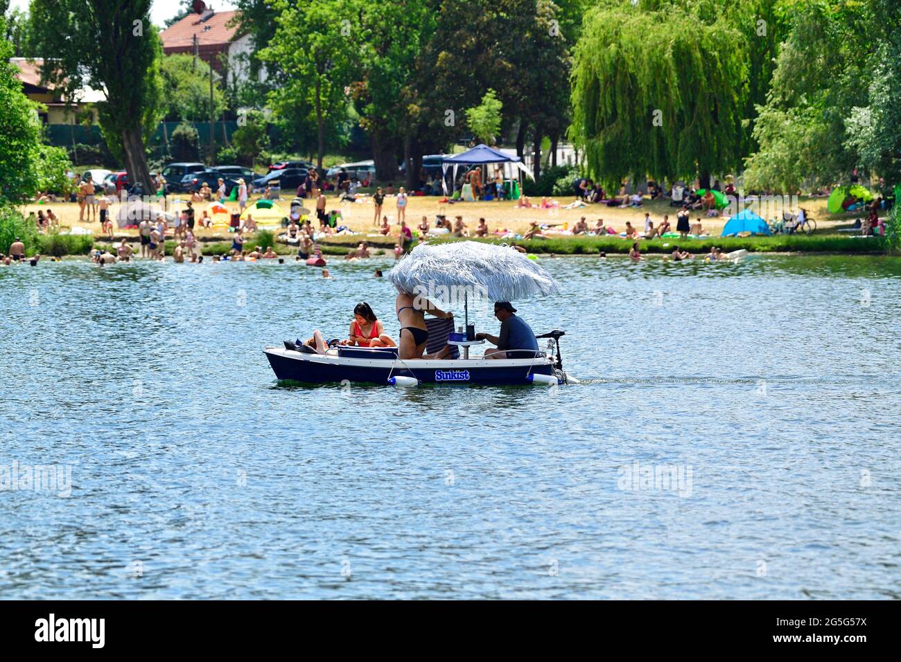 Vienna, Austria. 27th June, 2021. A hot summer day on the Old Danube ...