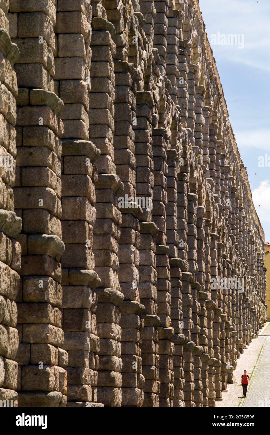 SEGOVIA, SPAIN - JUNE 19 2018 : Roman aqueduct Stock Photo - Alamy