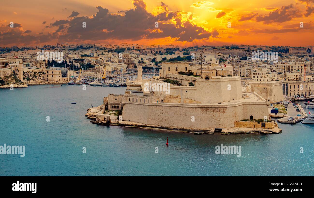 Panorama scene with skyline hi-res stock photography and images - Alamy