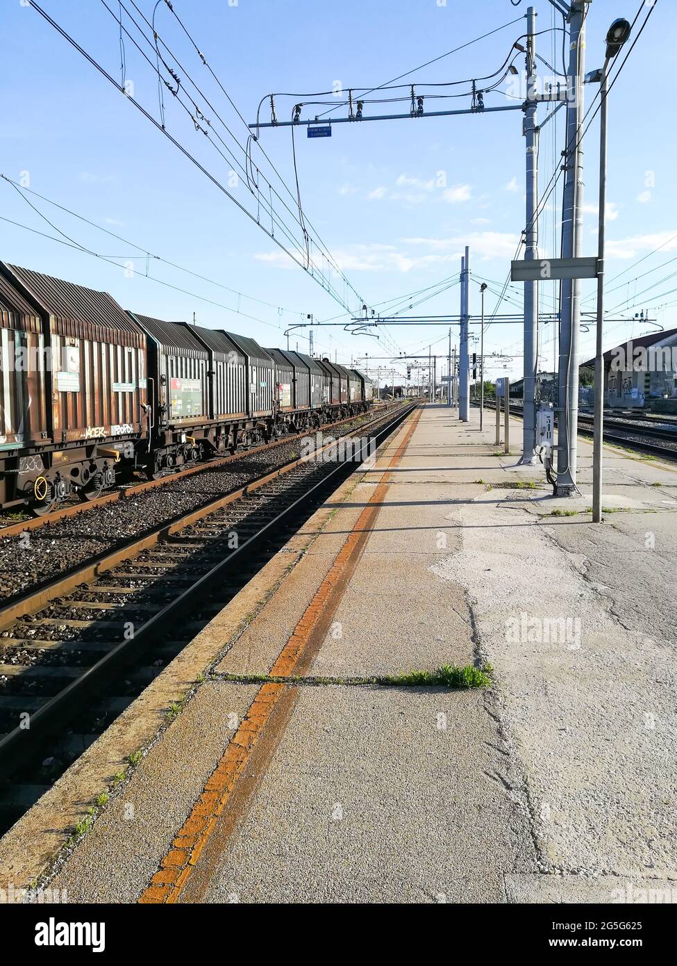 Train tracks perspective view. Transportation mode Stock Photo - Alamy