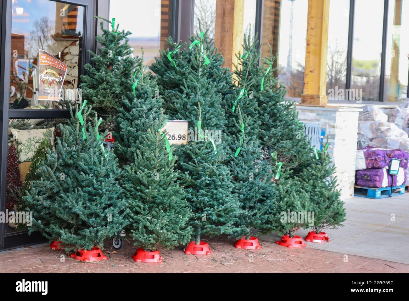 Vintage christmas tree lot hi-res stock photography and images - Alamy