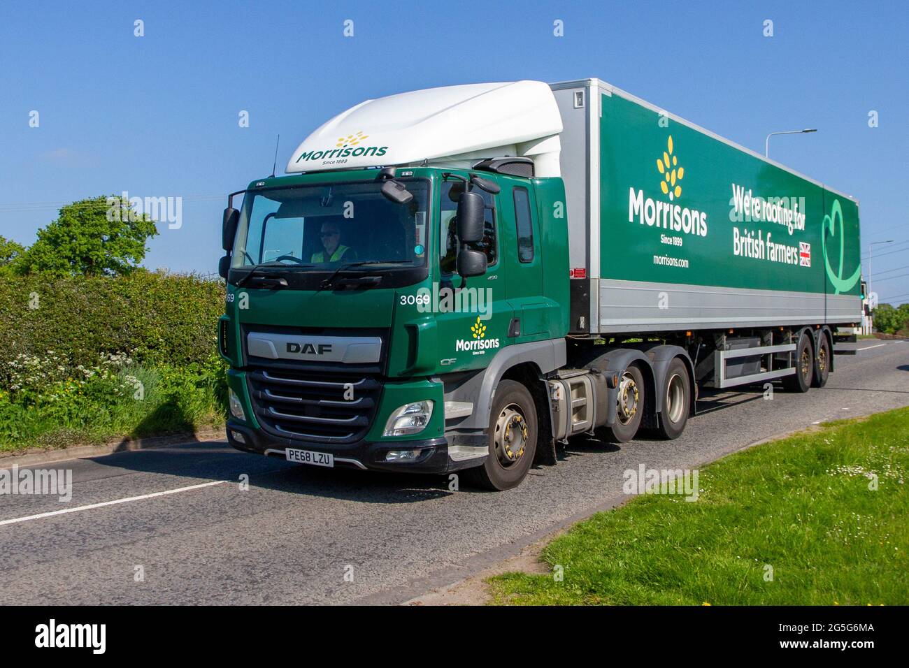 Morrisons supermarket delivery lorry trailer hi-res stock photography ...
