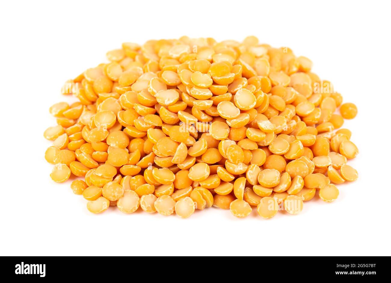 Dry yellow split peas isolated on white background. Halves of yellow ...