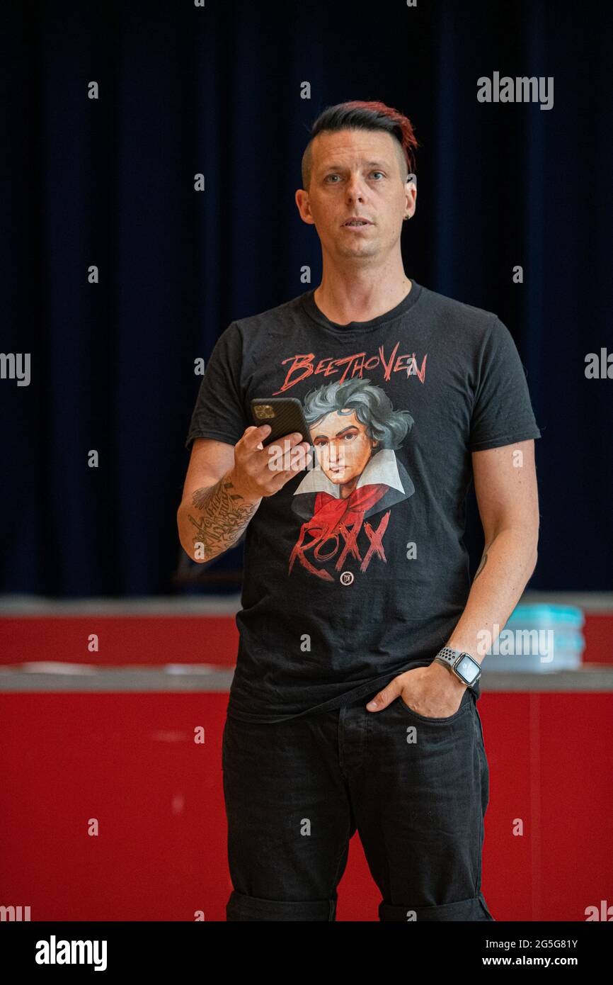 The Dark Tenor Billy Andrews bei den Proben zum Hope-Jubiläumskonzert ...