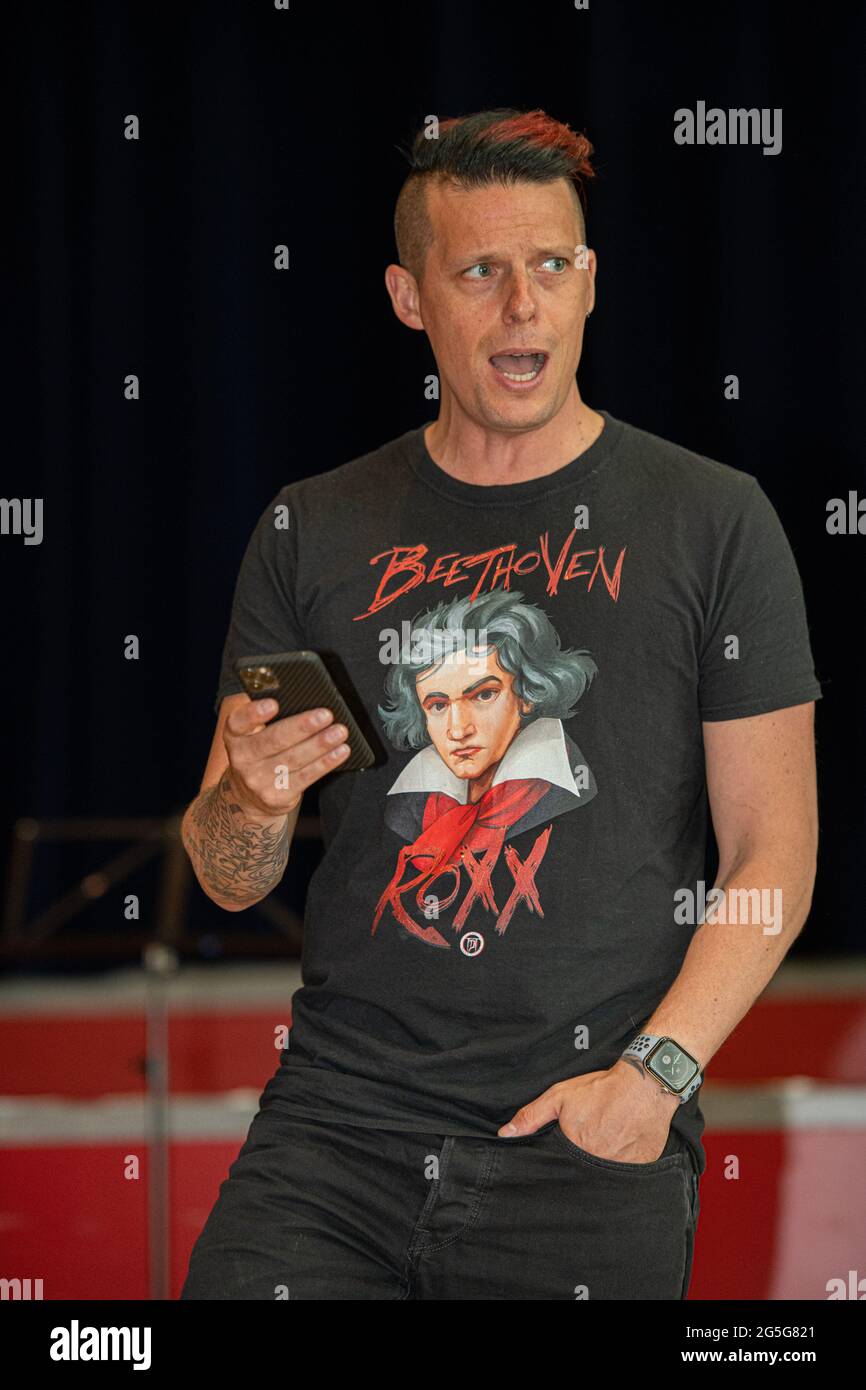 The Dark Tenor Billy Andrews bei den Proben zum Hope-Jubiläumskonzert ...