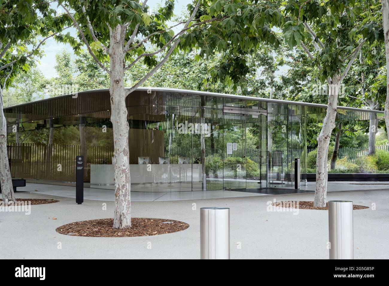 Apple headquarters cupertino logo hi-res stock photography and images ...