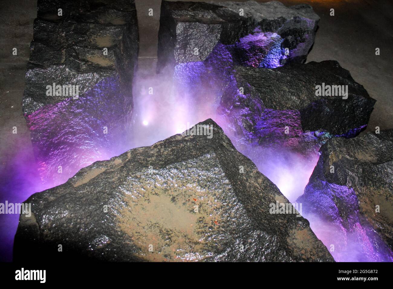 Cracks in rocks hi-res stock photography and images - Alamy