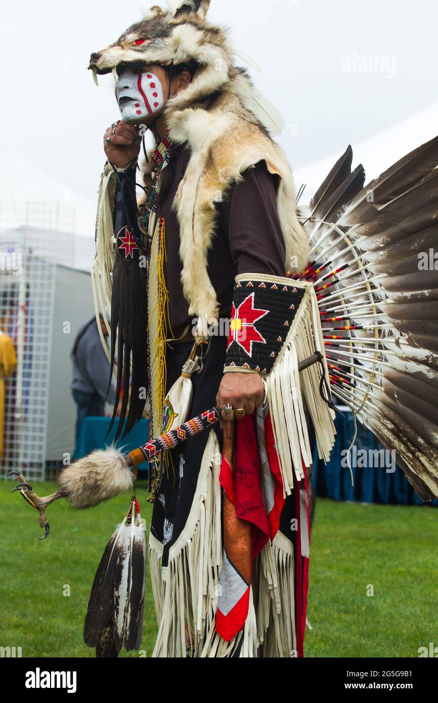 Native American n traditional dress Stock Photo - Alamy