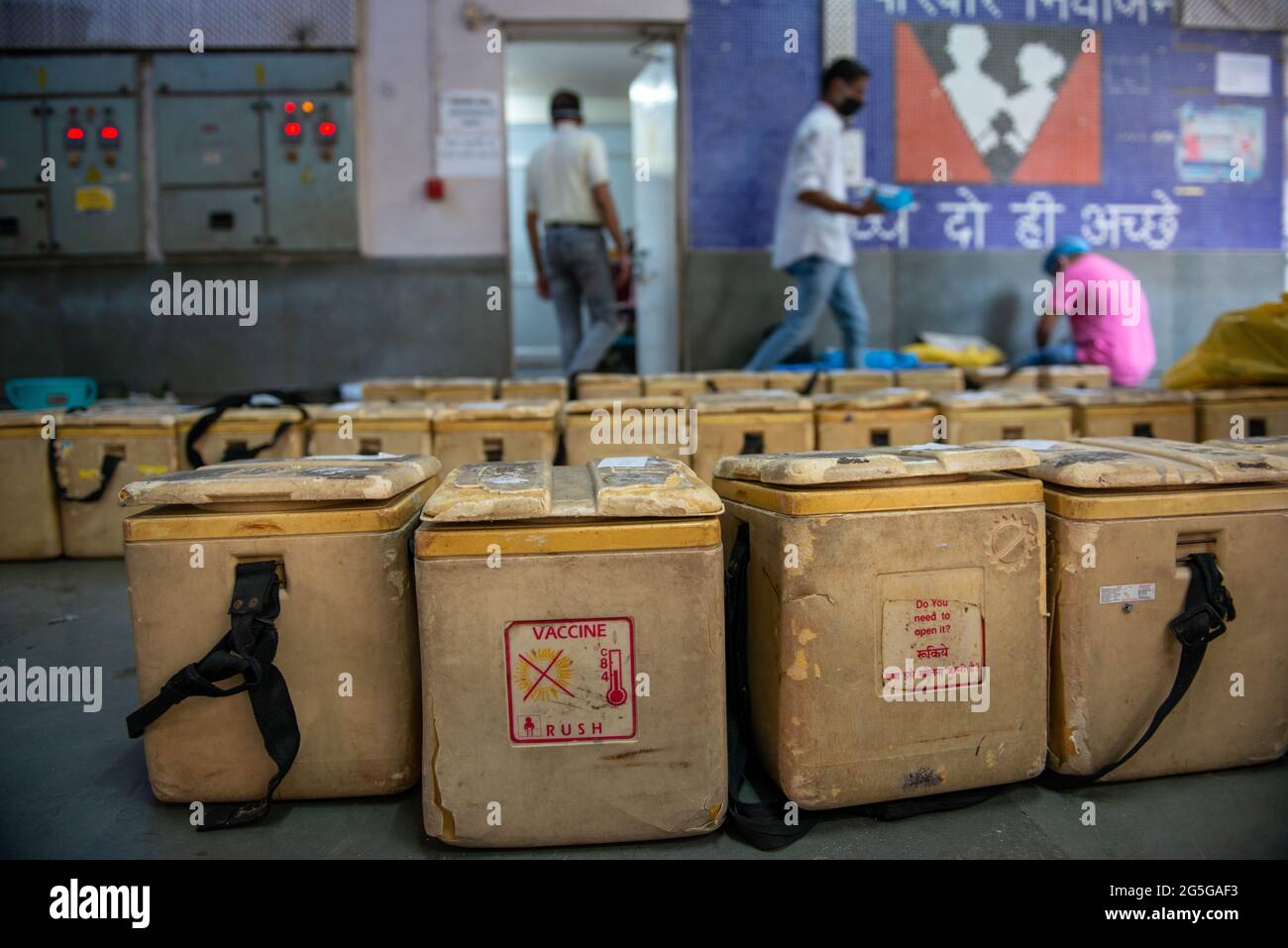 Vaccine carrier box hi-res stock photography and images - Alamy