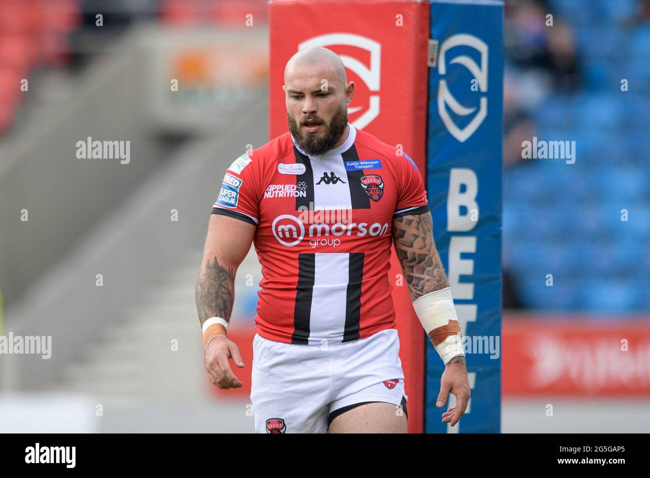 Sam Luckley (27) of Salford Red Devils in action during the game Stock ...