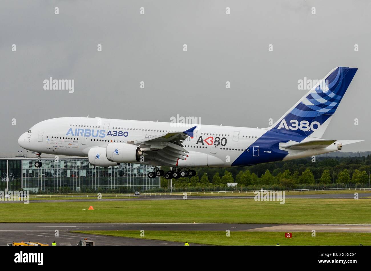 Airbus A380 prototype demonstrator F-WWDD landing at Farnborough ...