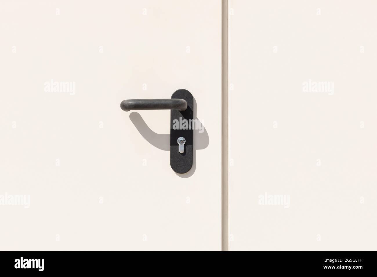 Black door handle hi-res stock photography and images - Alamy
