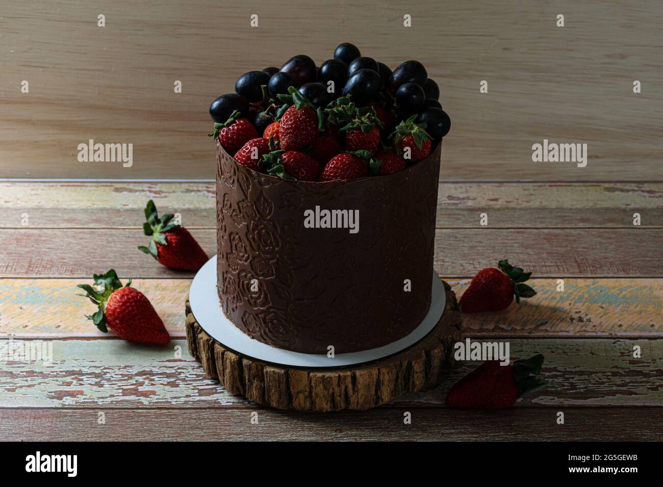 Strawberry log cake hi-res stock photography and images - Alamy