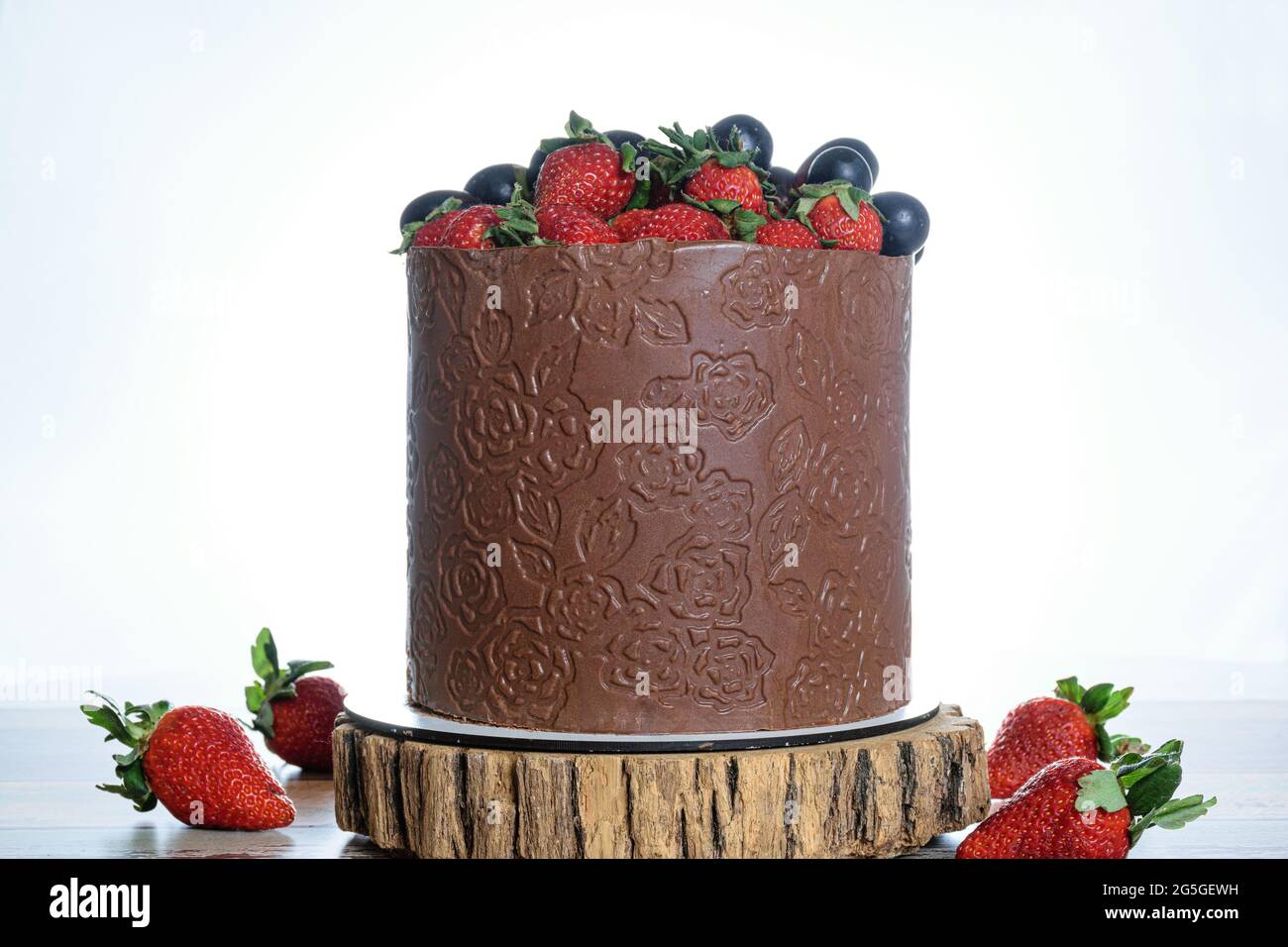 Strawberry log cake hi-res stock photography and images - Alamy