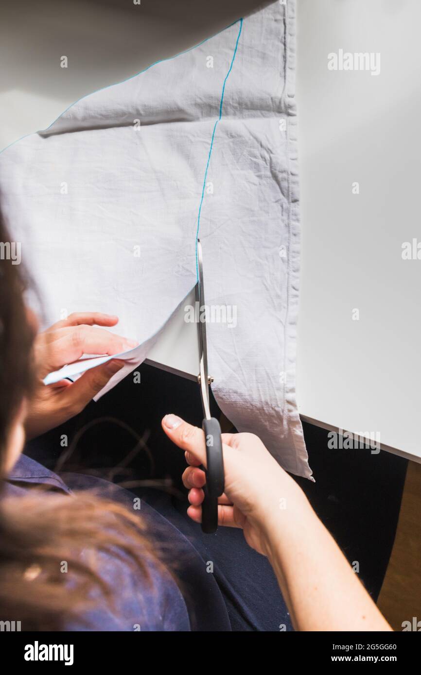 Womans using a sewing machine hi-res stock photography and images - Alamy