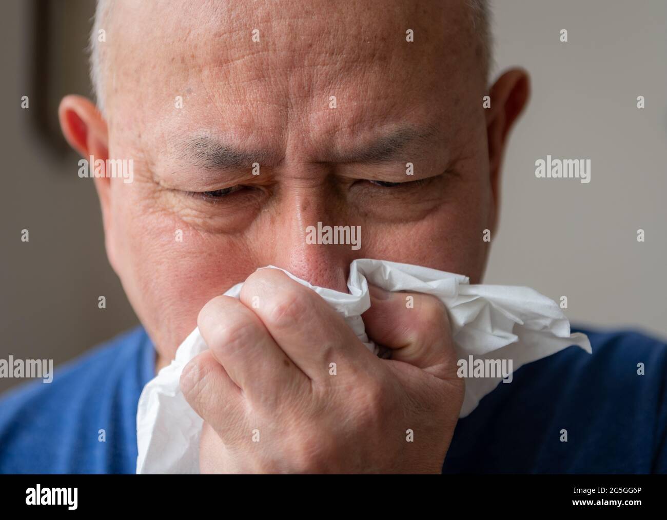 Sneezing hi-res stock photography and images - Alamy