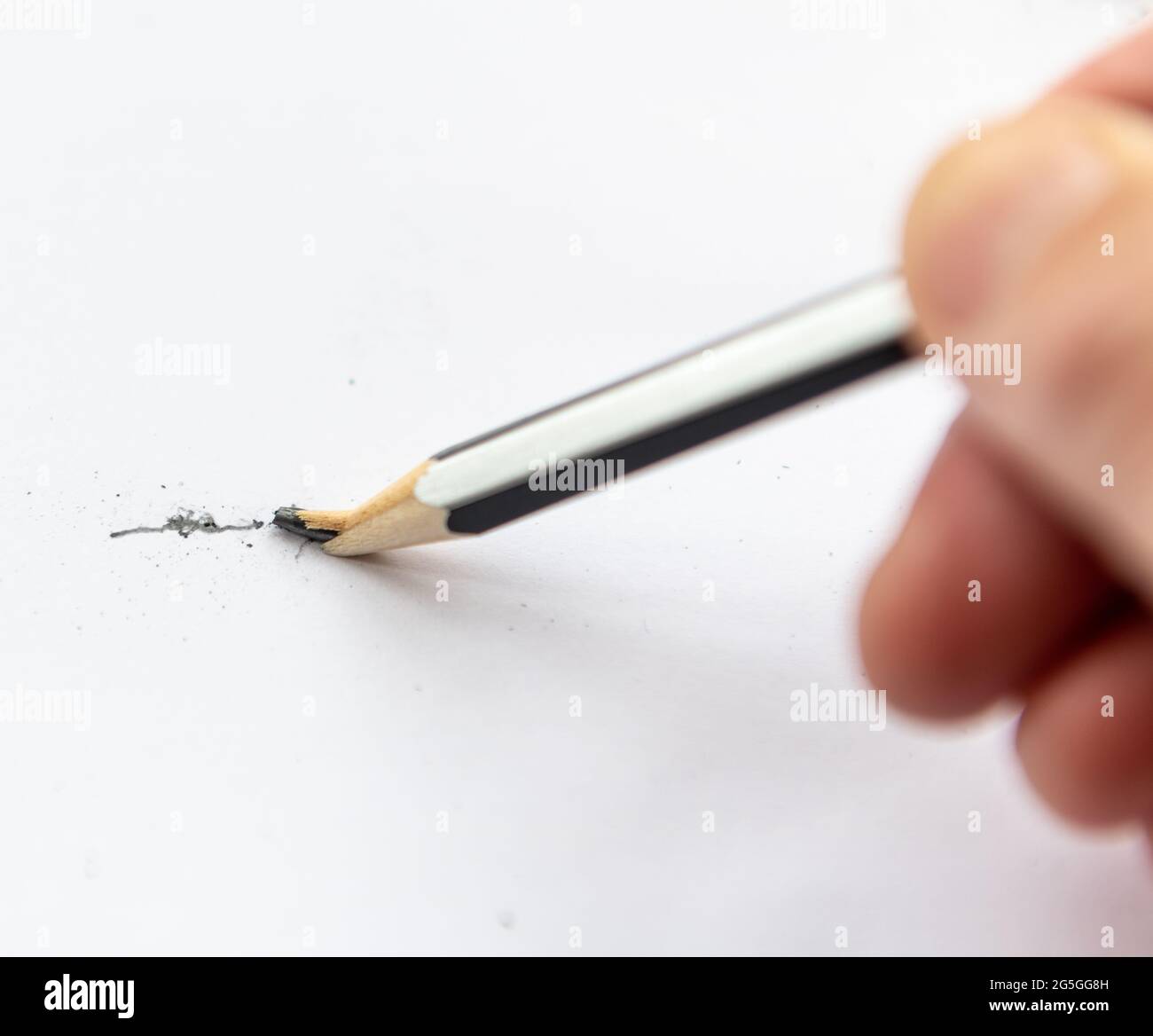 A pencil with a broken tip. Failed, failure concept Stock Photo - Alamy