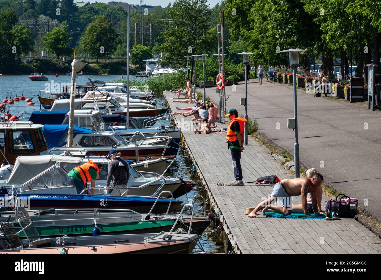 People sun bathing hi-res stock photography and images - Alamy