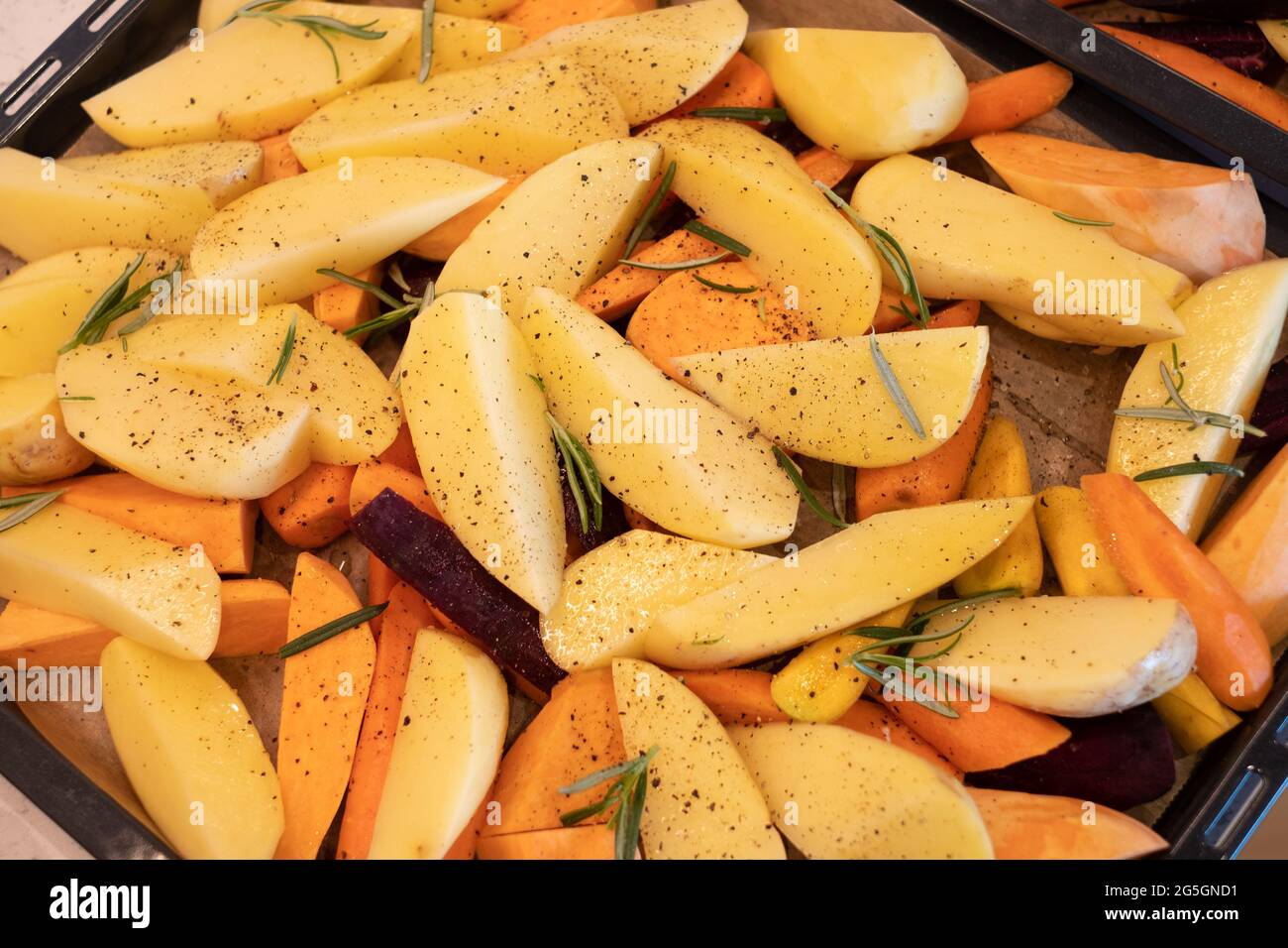Preparing roasted vegetables on oven tray Stock Photo - Alamy