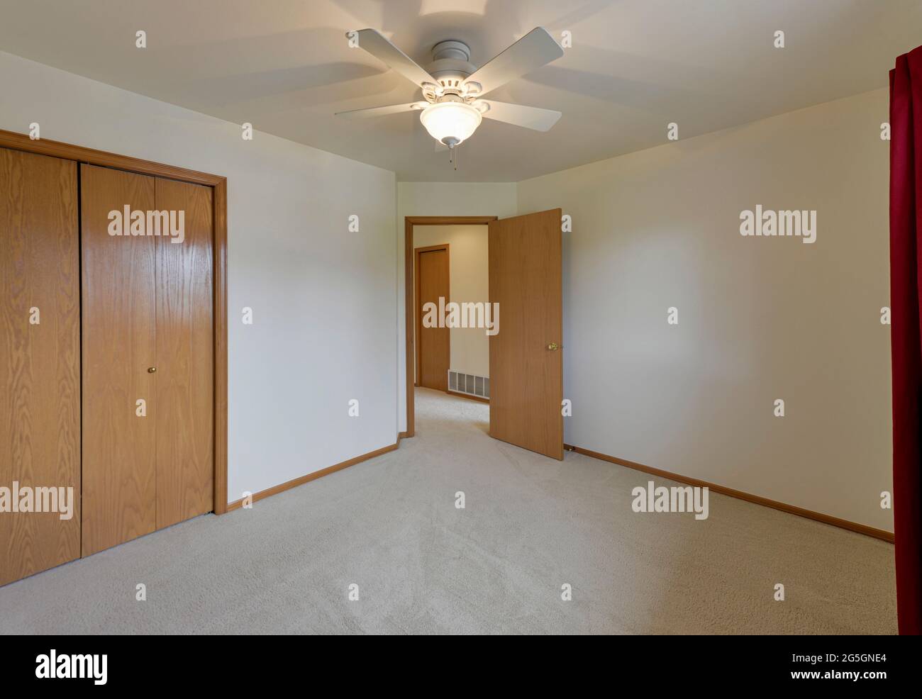 Modern empty residential bedroom interior Stock Photo - Alamy