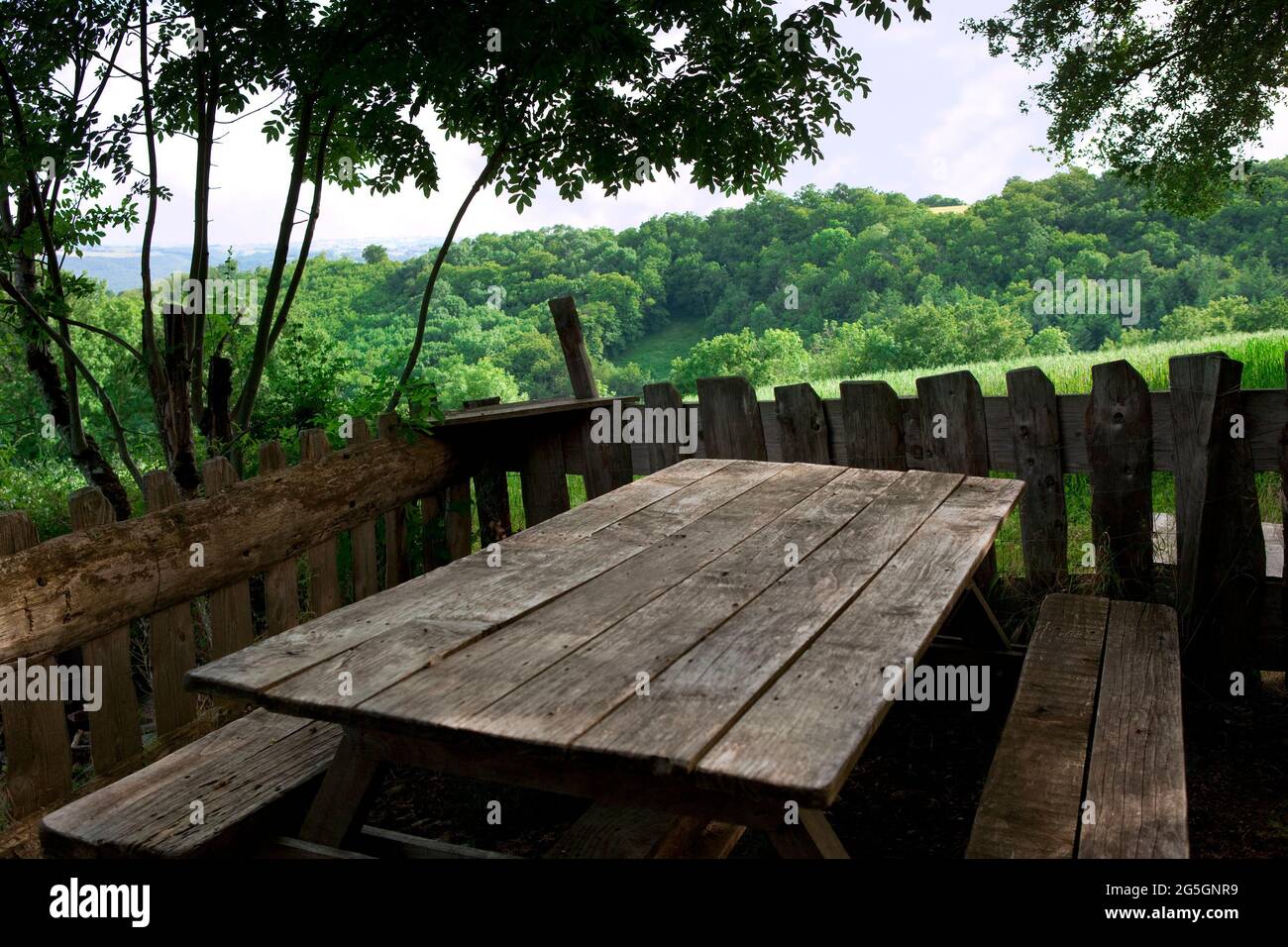 French table countryside hi-res stock photography and images - Alamy