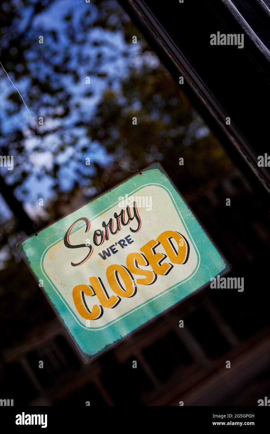 Closed sign on the door of an old shop Stock Photo - Alamy