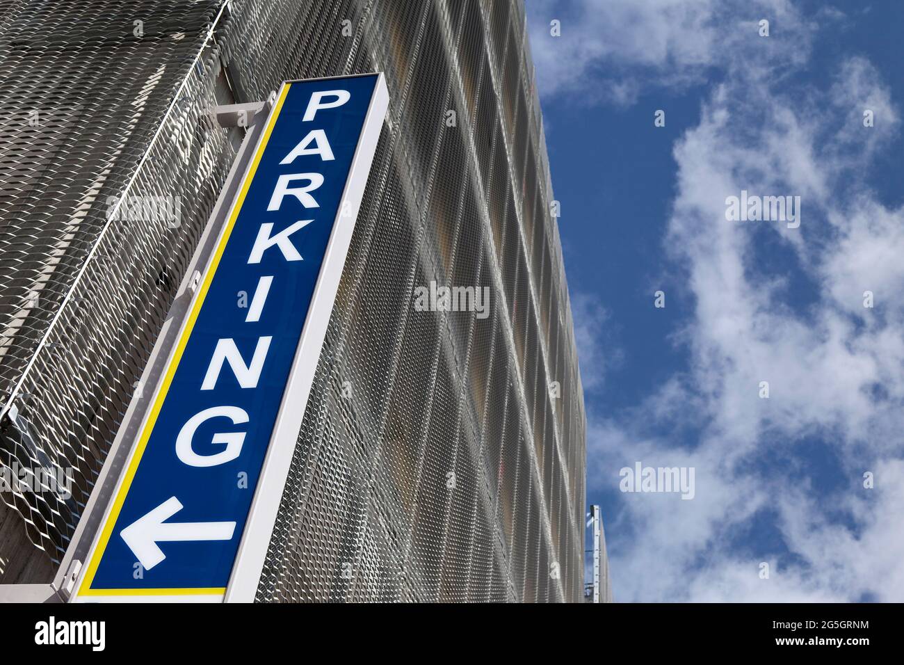 Parking sign on a building facade Stock Photo - Alamy