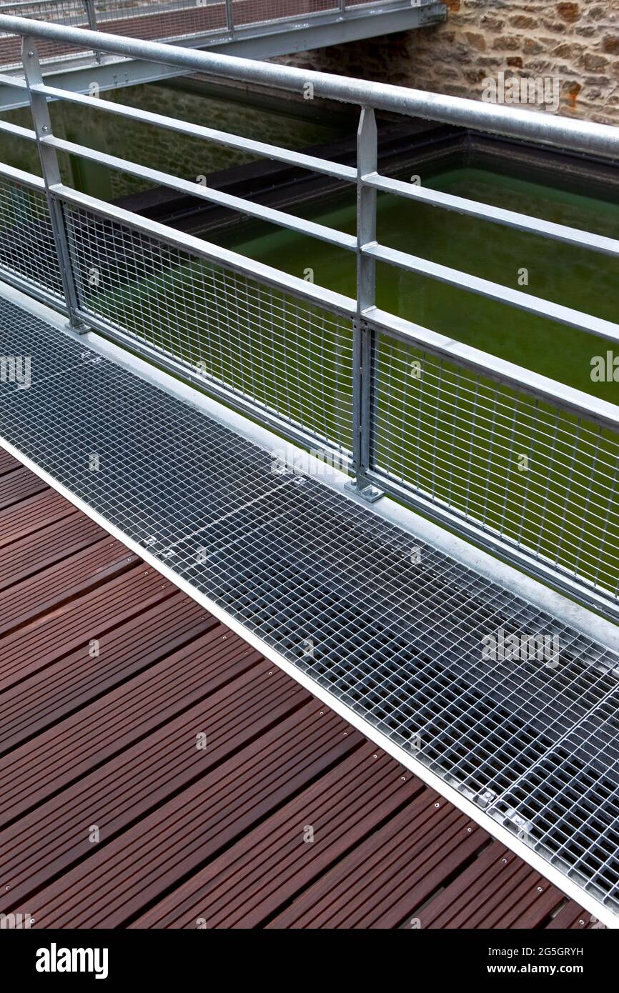 Metal and teak walkway Stock Photo - Alamy