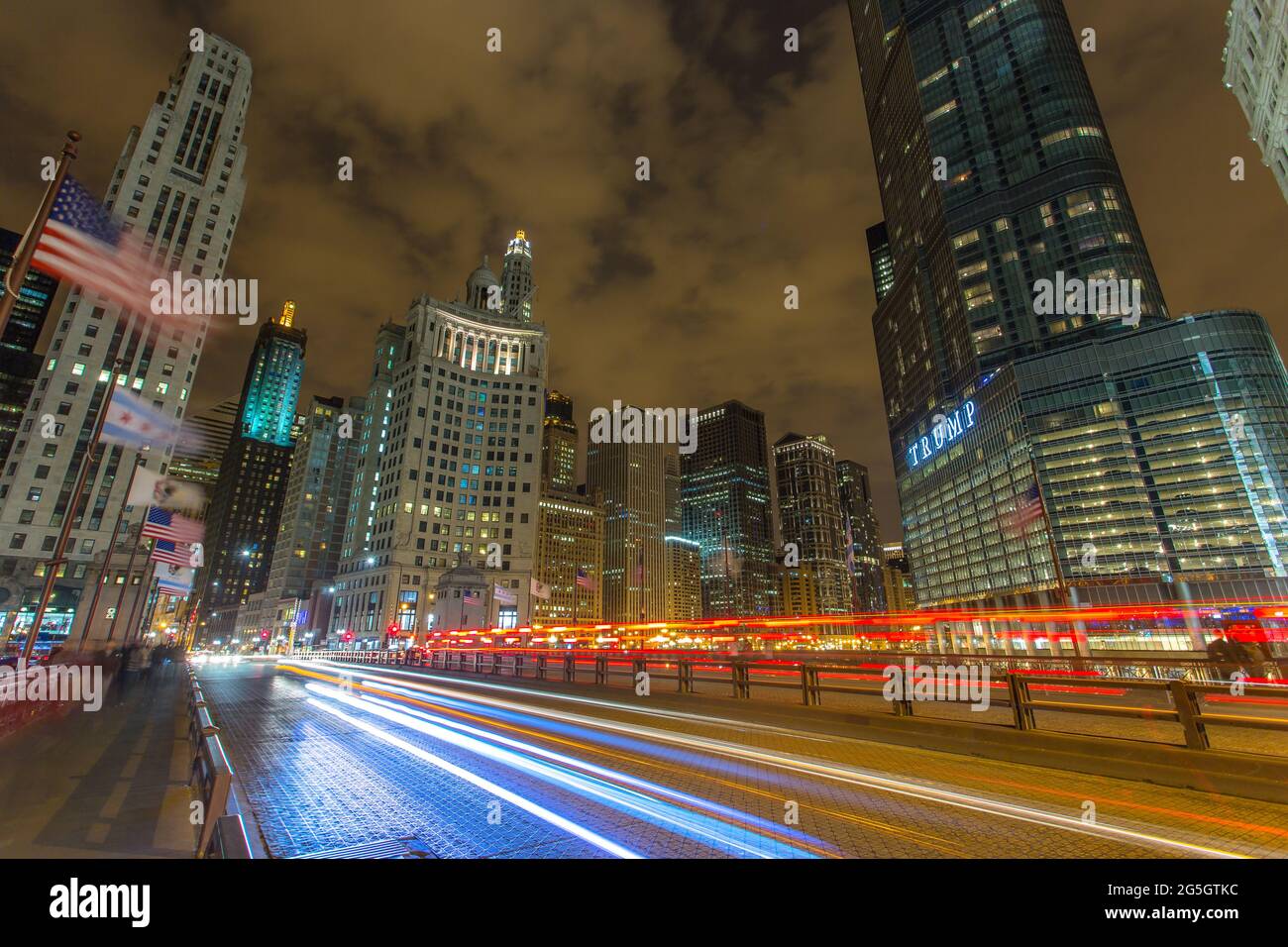 Chicago Magnificent Mile street views and stunning reflections as ...