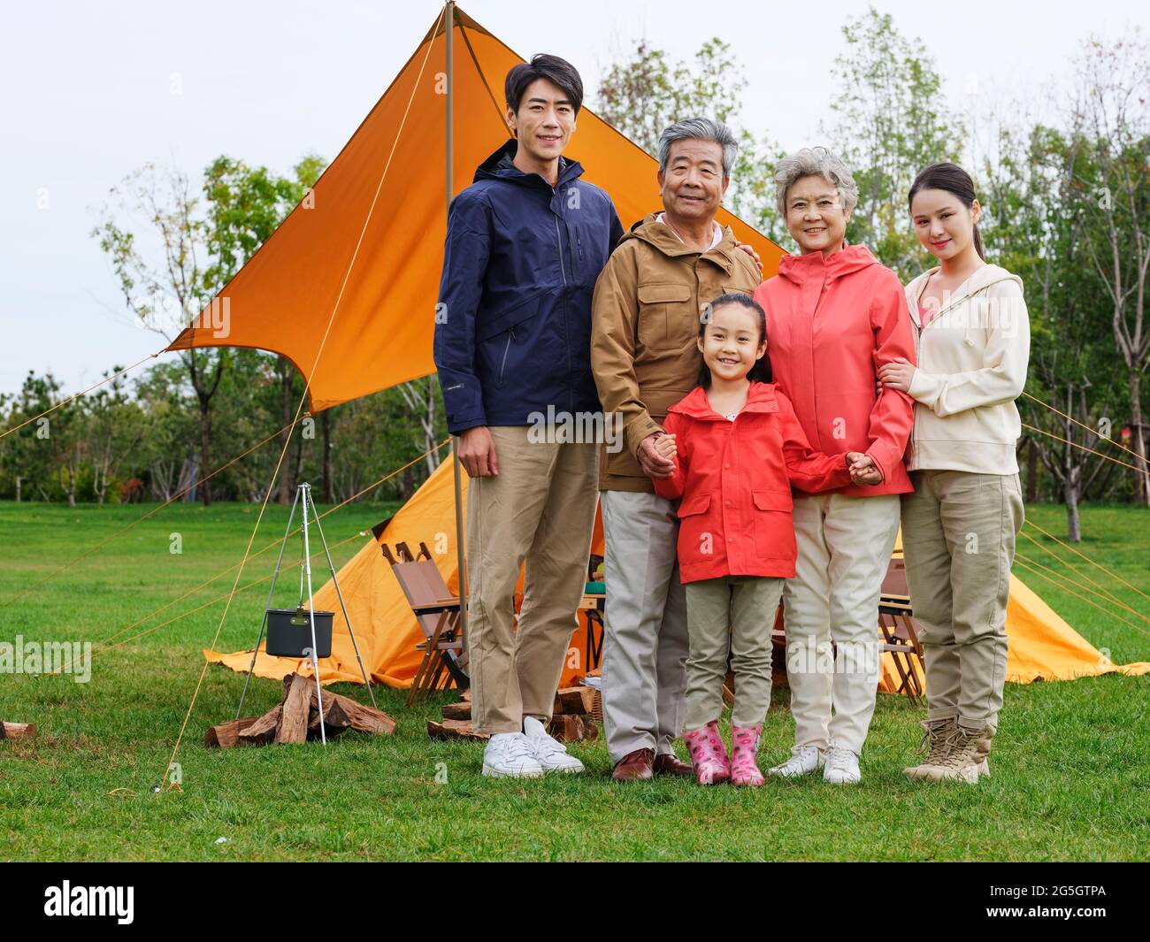 Happy family of five in the outdoor group photo high quality photo ...