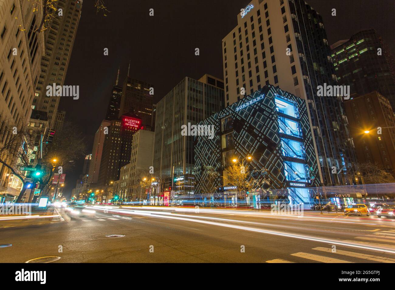 Chicago Magnificent Mile street views and stunning reflections as ...