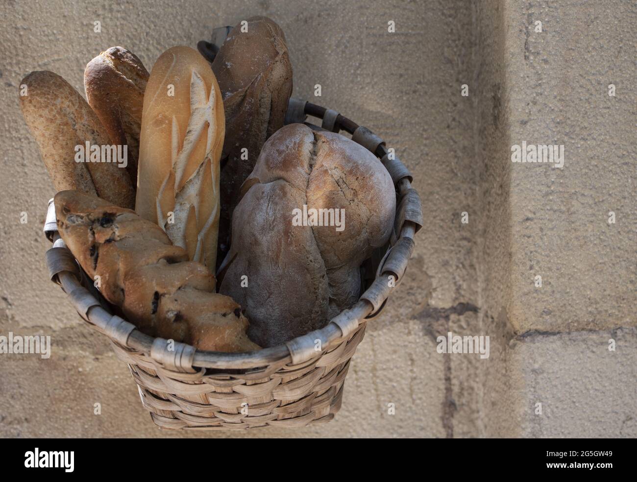 Different types bread in basket hi-res stock photography and images - Alamy