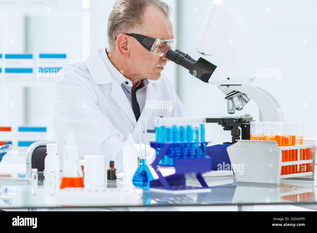 close up. scientists conduct research in the laboratory Stock Photo - Alamy