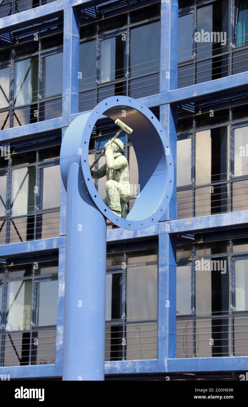 Shipworker sculpture on The Keel apartment building in Liverpool Stock ...