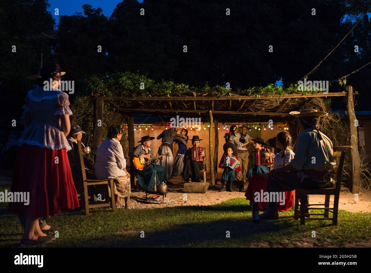 Danza tradicional argentina hi-res stock photography and images - Alamy