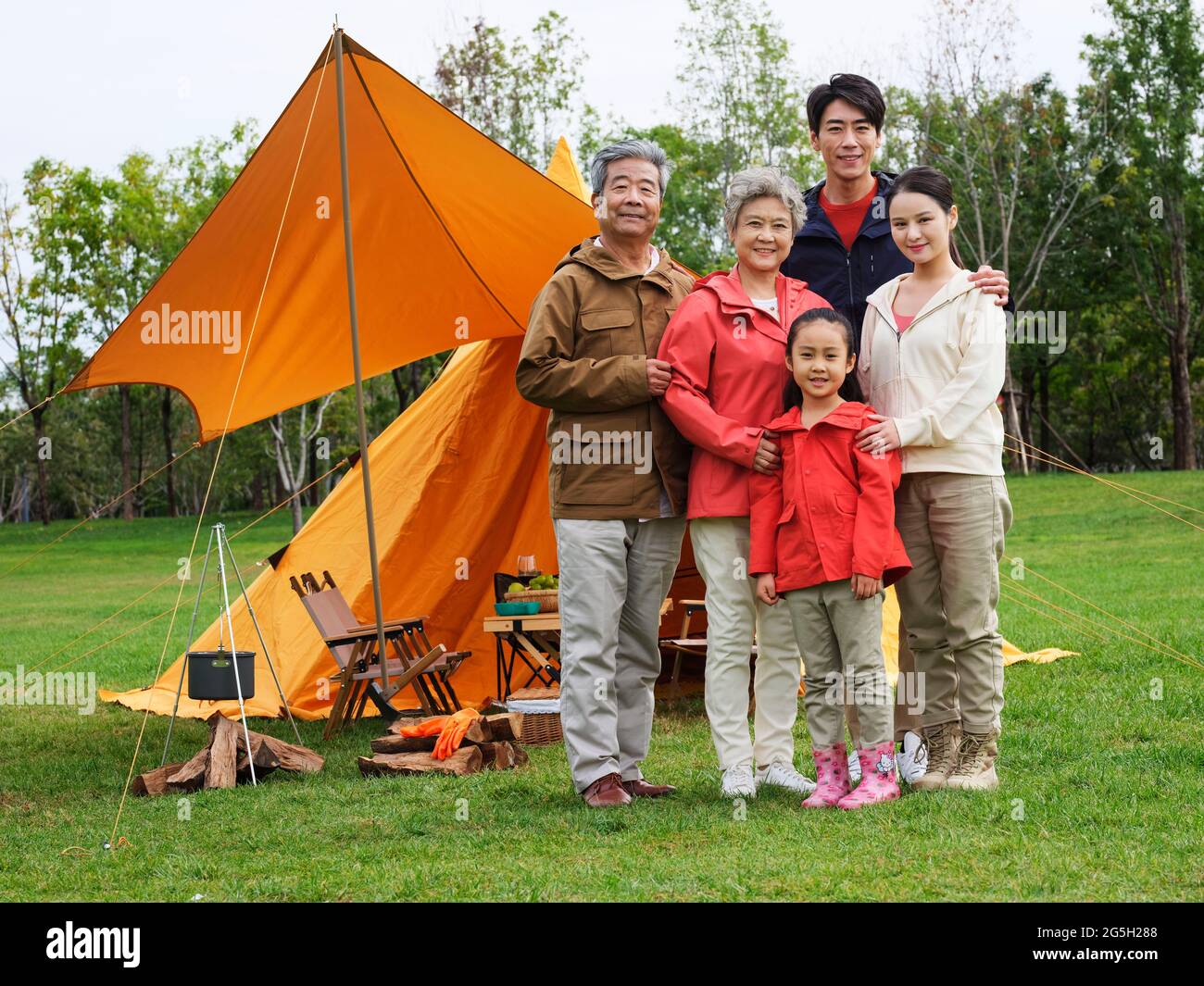 Happy family of five in the outdoor group photo high quality photo ...