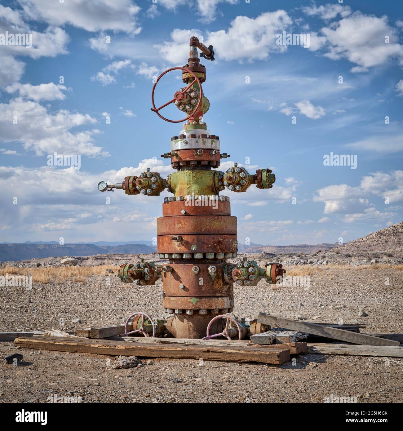 Wellhead and valves hi-res stock photography and images - Alamy
