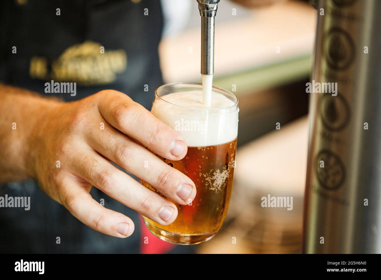 Serving a beer hi-res stock photography and images - Alamy