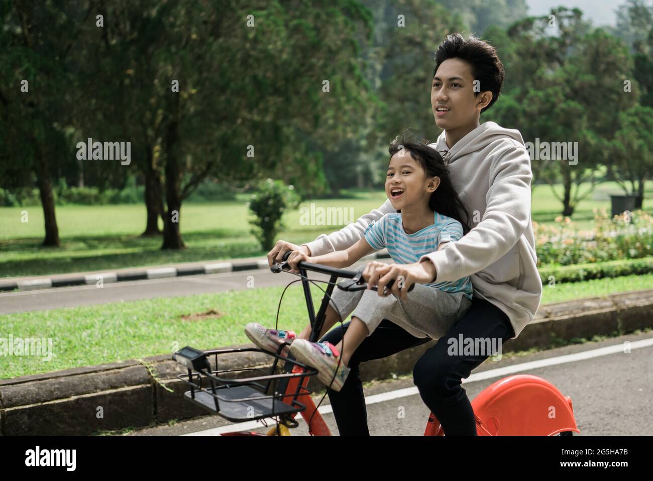 Father daughter riding bike park hi-res stock photography and images - Alamy