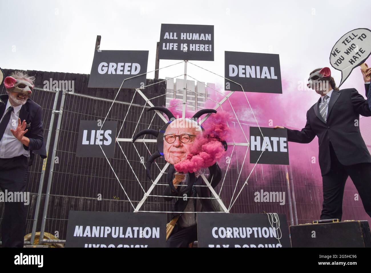 Rupert murdoch signs hi-res stock photography and images - Alamy